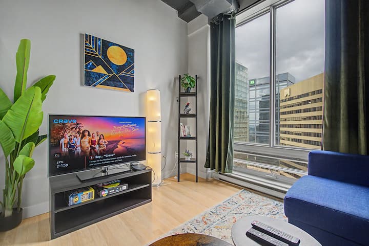 Cam - Downtown Loft | Skyline Views Near Rogers - Edmonton, Canada