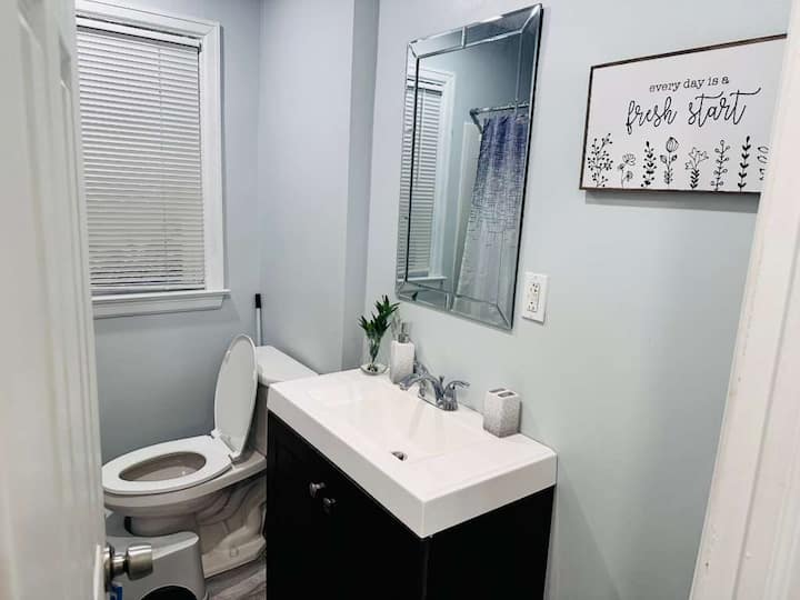 Niagara Cozy Retreat | Couples & Family Stay - Niagara Falls, NY