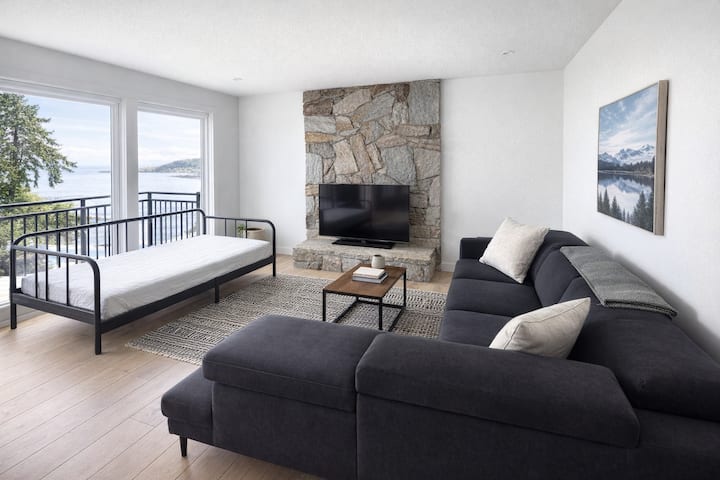 Stunning Oceanfront 3 Bedroom Cabin - Sleeps 8! - Sechelt