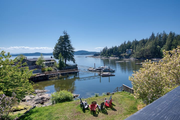Stunning Oceanfront 3 Bedroom Cabin - Sleeps 8! - Sunshine Coast