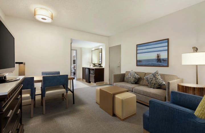 2-room 2 Double Sofa Bed Hotel Suite W/ Breakfast - Monterey, CA