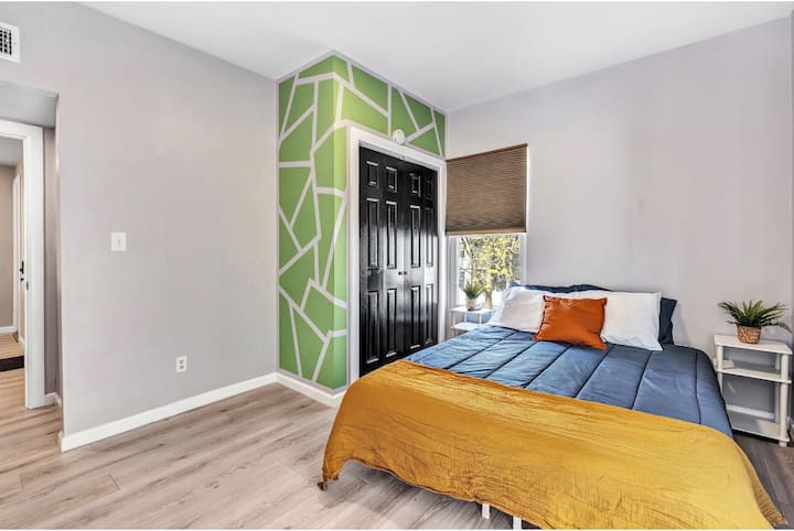 1br/1ba Pet Friendly Minimalist Stay Near Downtown - New Haven, CT