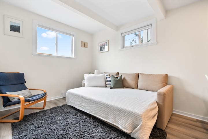 Guesthouse In Strathcona | 1bd/1ba + Patio - Vancouver