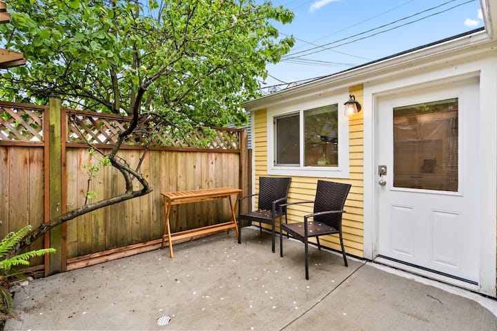 Guesthouse In Strathcona | 1bd/1ba + Patio - Vancouver