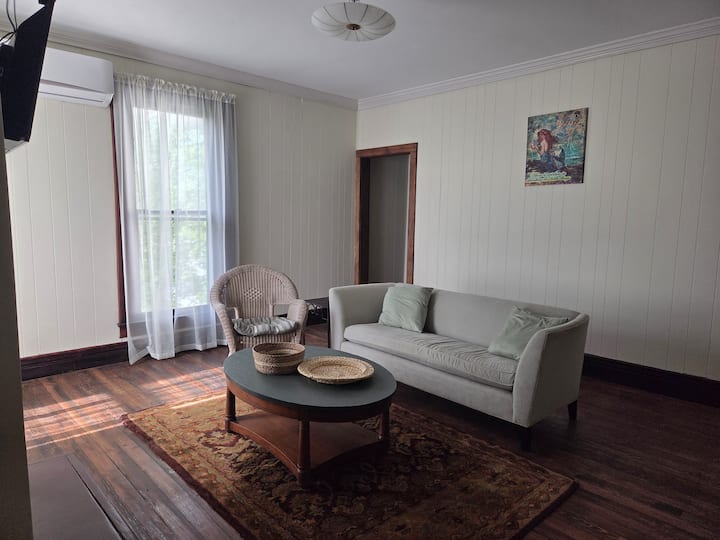 Lovely Vintage Upstairs Apartment - Pulaski, TN