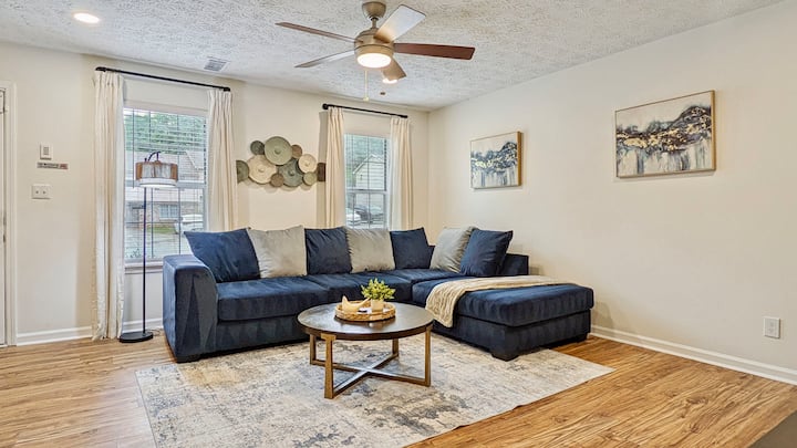 Modern, Cozy Townhome Minutes From Dwntwn Atlanta! - Riverdale, GA