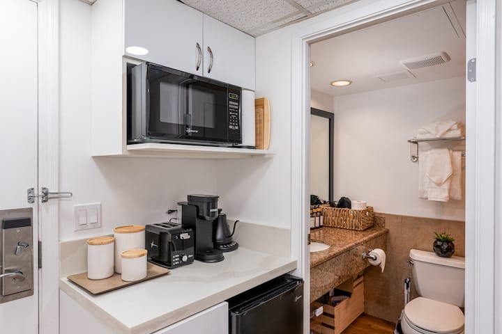 Renovated Studio, Steps To Waikiki Beach, Parking - Honolulu