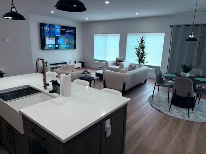 Spacious Kings Bed Master Suite With Ensuite Bath - Fredericton
