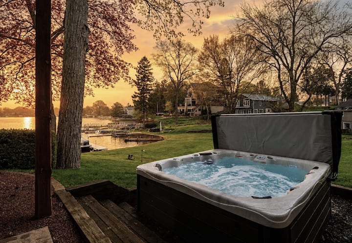 Okauchee Lake | Theater, Hot Tub, Bunk Room, Pier - Oconomowoc, WI