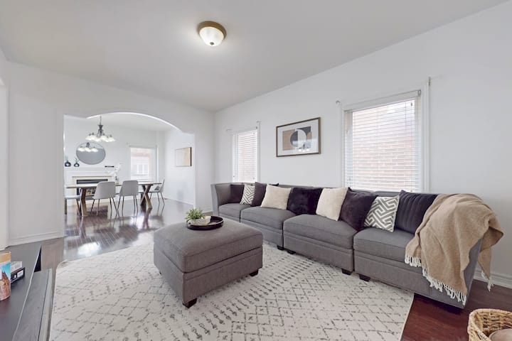 Extended Stay 4br Home For 8 | Parking & Laundry - Brampton