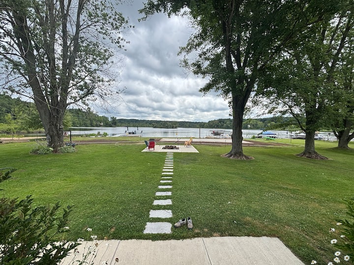 Welcome To The Bumblebee Cottage - Chelsea, MI