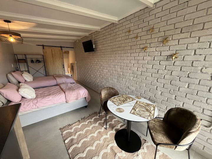 Swallow - Sophisticated Tiny Home In A Village. - Brakpan