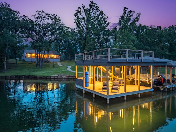 Lakeside Bliss | Best Patio & Dock With Lilypad - Mount Pleasant, TX