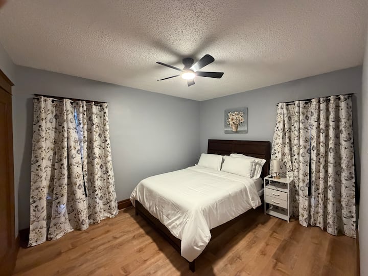 Specious Urban Retreat One, 2 Beds Sleeps 4 - Niagara Falls, NY