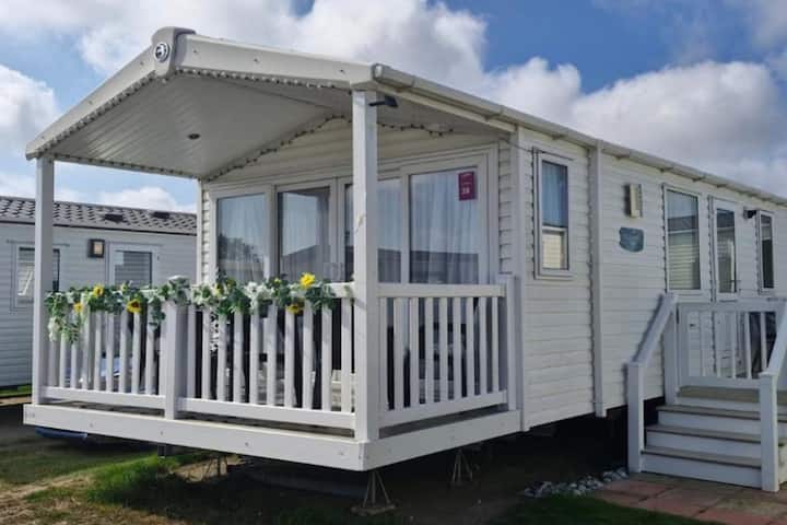 Silver-grade Mobile - Sleeps 6 - Dogs Welcome - Caister-on-Sea
