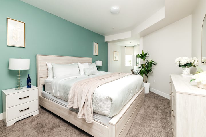 Modern 1 Br In The Heart Of Hollywood - West Hollywood, CA