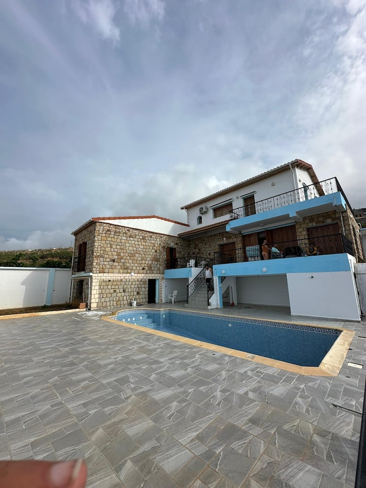 Villa R+2 Avec Piscine Privée Et Accès à La Plage - Algeria