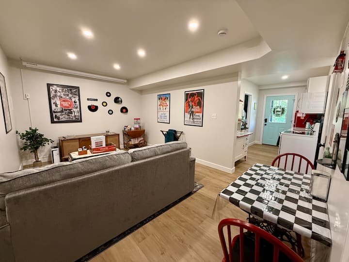 Rock ‘N Retro | Throwback Vibes |Modern Amenities - Lynchburg, VA