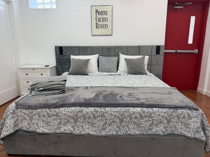 Modern First Floor Apt Near Ppl Center - Allentown, PA