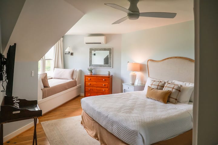 Charming Room At The Inn At Stinson Vineyards - Crozet, VA