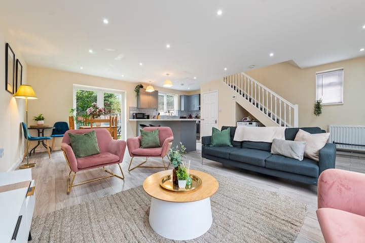 Family-read, Spacious Home With Free Parking. - Painswick