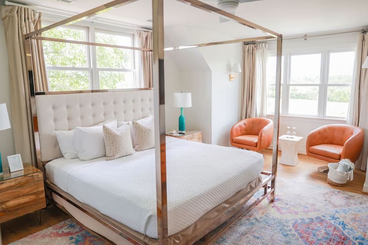 Montview Room At The Inn At Stinson Vineyards - Crozet, VA