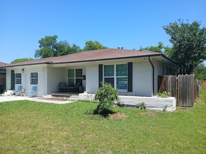 Cozy 3 Bedroom/2 Bath House In Garland - Garland, TX