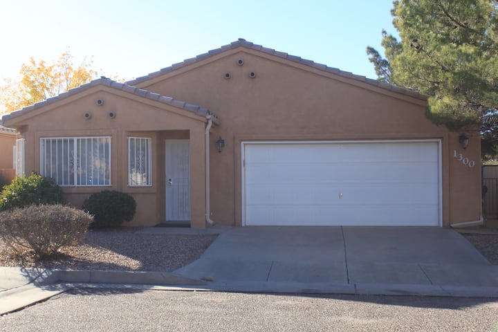 Centrally Located 2 Bedroom House - Albuquerque, NM