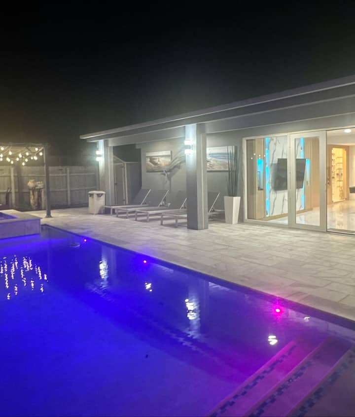 Casanani Offers A Warm, Family-friendly Atmosphere - Zoo Miami, Miami