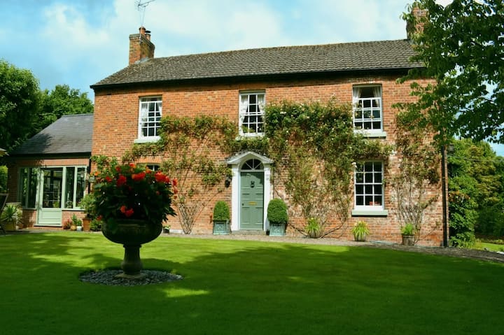 The Old Vicarage - Bed And Breakfast (Single) - Westbury, UK