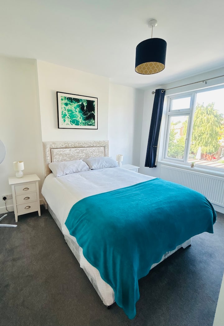 Modern 1 Bedroom | Whole Apartment. Parking - Farnham