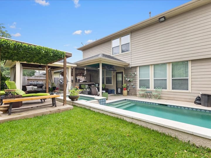 Stylish 4br Home + Private Pool - Missouri City, TX