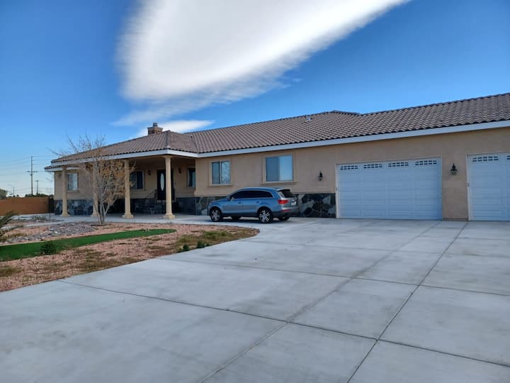 Spacious 7-bedroom House In Peaceful Palmdale - Lancaster, CA