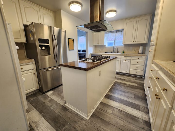 4 Bedrooms • Patio & Bbq • Parking For 15+ Cars - San Diego