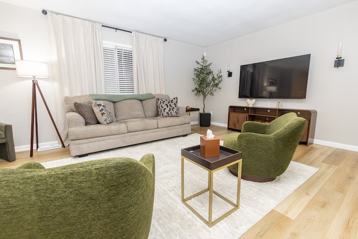 Newly Renovated, Sleeps 10, Walkable To Stadium - Champaign, IL