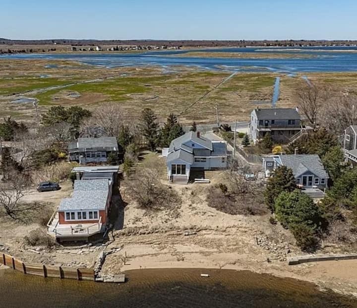 Waterfront Classic Plum Island 3br Cottage - Salisbury, MA