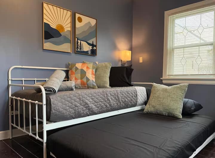 Cleveland Home: 12 Beds + Large Parking For Trucks - 마케도니아