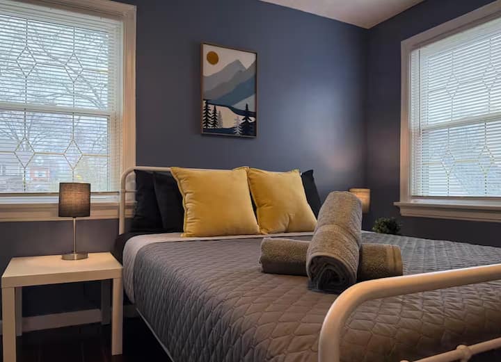Crew Housing, 12 Beds, Sleeps 16 W/ 6+ Bedrooms - Americana, Aurora