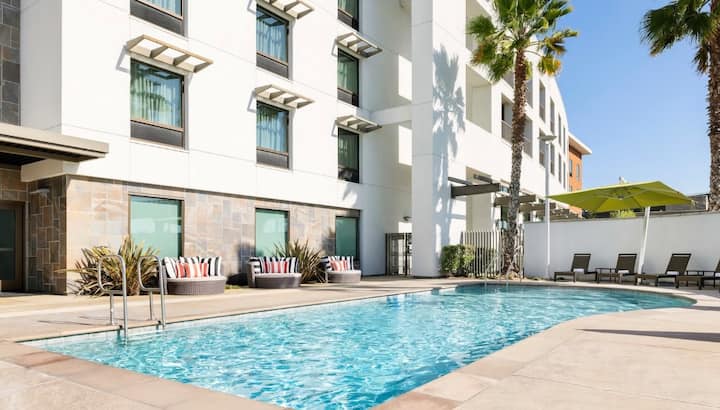 Stylish 2 Separate Hotel Suites W/ Breakfast - Napa, CA