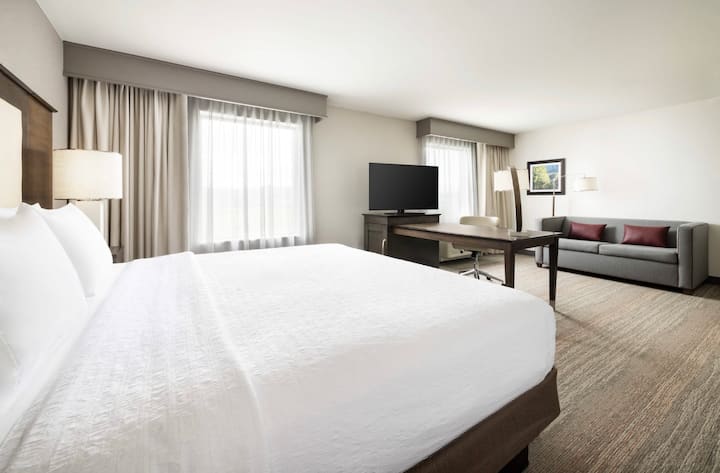 Stylish 1 King Sofa Bed Hotel Suite W/ Breakfast - Napa, CA