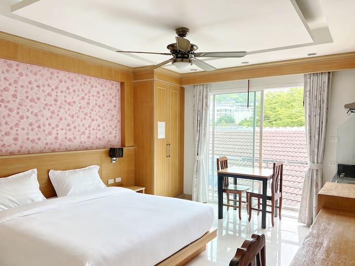 A-patong Beach/ Kingroom Balcony/lift&pool&kichten - Patong Beach