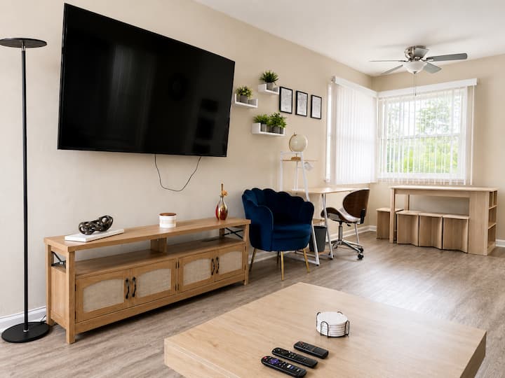 Bright Westside Stay | Balcony & Workspace - Westwood Village - Los Angeles
