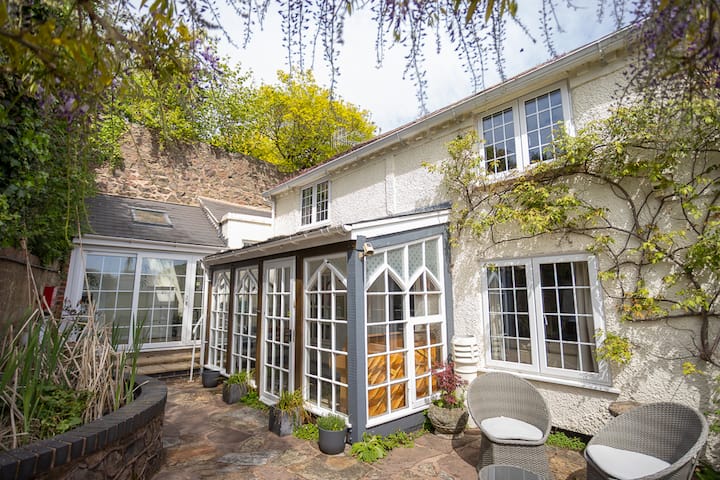 Nestled At The Foot Of The Malvern Hills. - 莫爾文