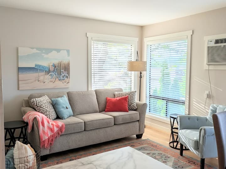 Lake Breeze Retreat · Newly Remodeled | Lake Views - Chelan, WA