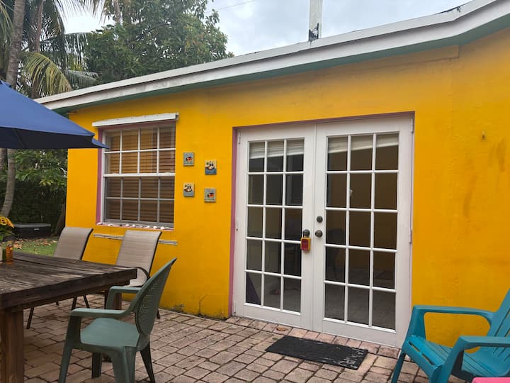 The Yellow Cozy Casita - Coral Gables, FL