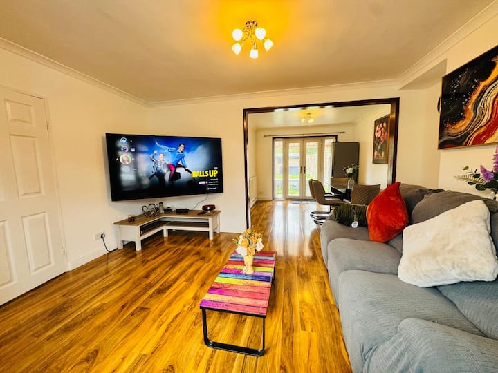 Entire Home Near Gatwick | Free Parking - Crawley