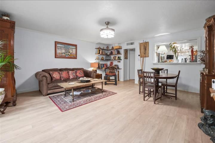Charming Townhouse In Westbury Gardens - Houston, TX