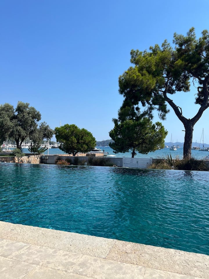 Göcek Sahilde Eşsiz Manzaralı Bahçe Katı Daire - Göcek