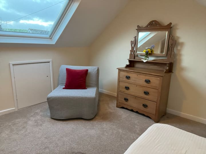 Lovely Rooftop Bedroom In A Quiet Village Home. - Ashburton, UK