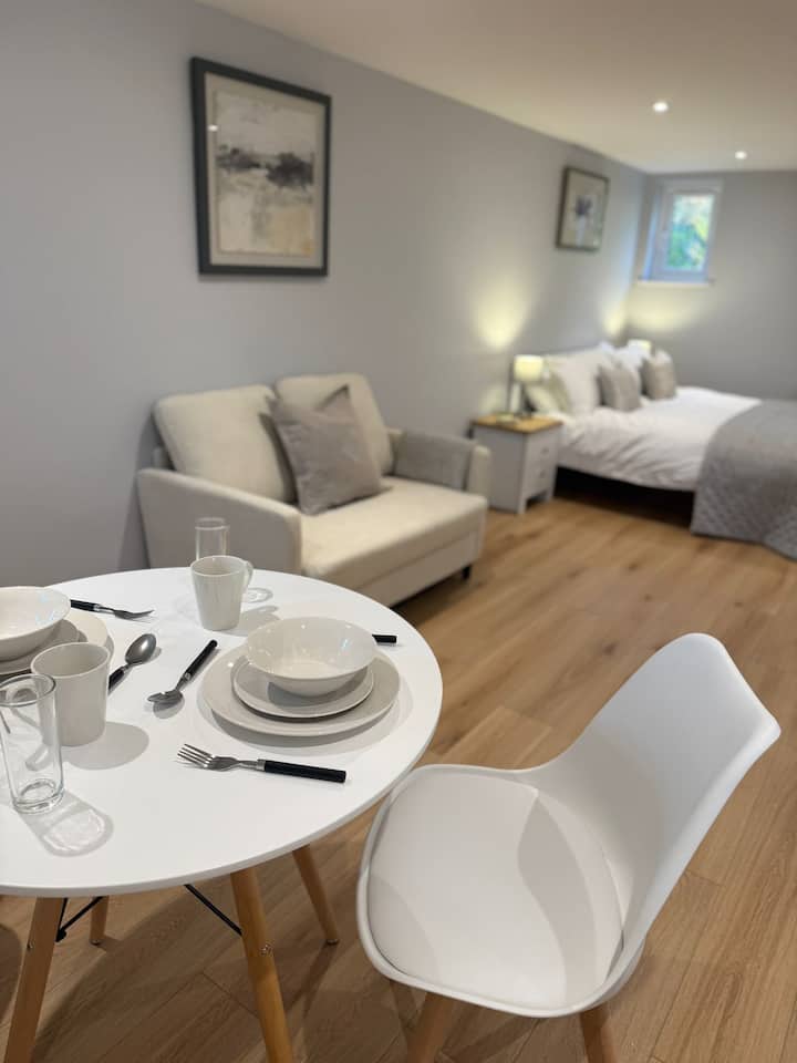 Executive Self-contained Double Studio - Maidenhead